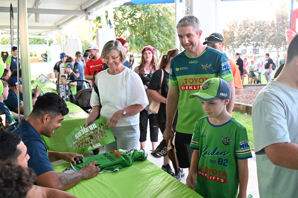 Gallery: Wagga Wagga signing session | Raiders